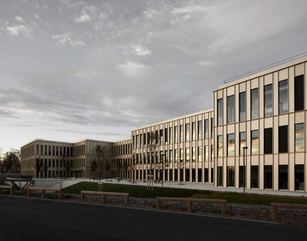 HEC Business School. - AKT II